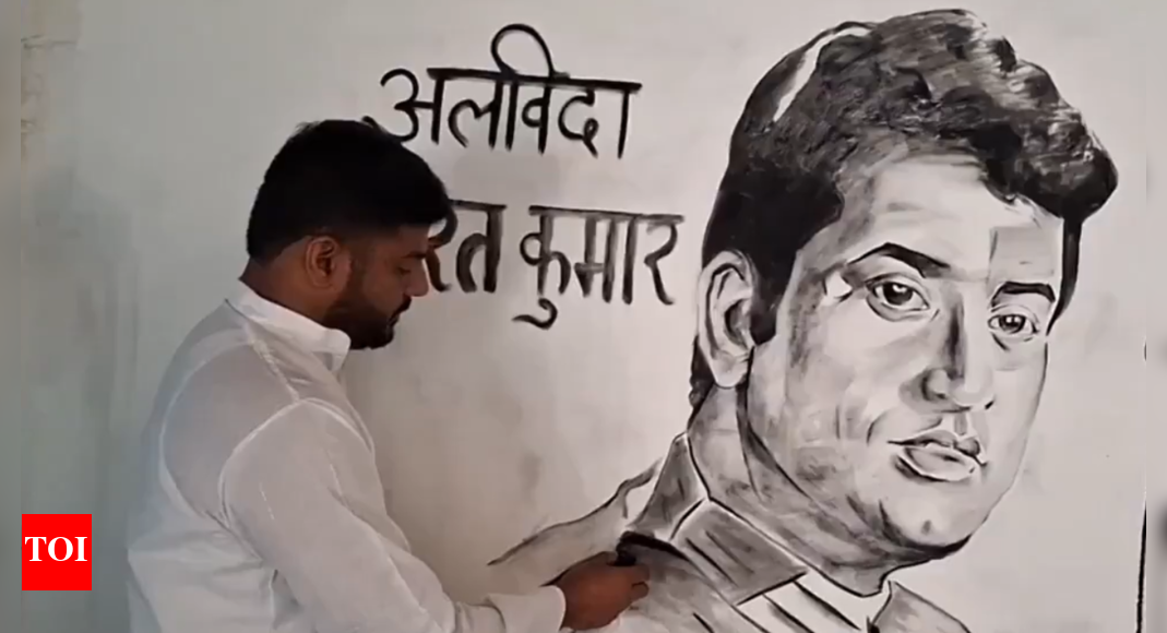 Artist from Amroha pays charcoal portrait tribute to late cinema icon ...