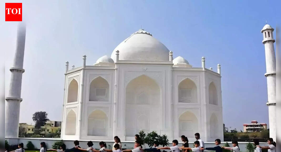Teacher builds a home for his wife and it is a Taj Mahal replica! - The ...