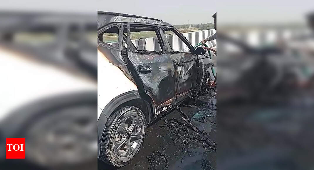 Car catches fire on Delhi-Mumbai Expressway, driver escapes unhurt | Gurgaon News - The Times of ...