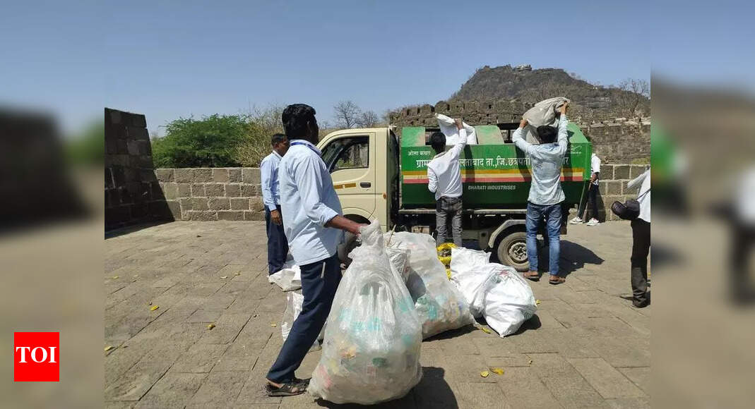 Volunteers collect waste from Sambhajinagar’s Daultabad Fort in ...
