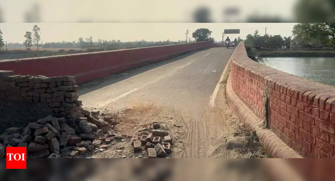 Locals in Pilibhit dismantle barriers to use closed 100-year-old bridge ...
