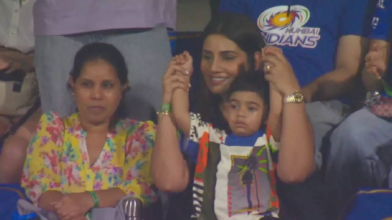 IPL 2025: Angad Bumrah's wicket celebration with mother Sanjana goes ...