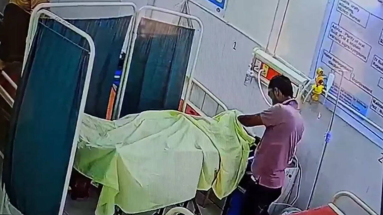 viral-video-ward-boy-steals-earrings-dead-body-uttar-pradesh-hospital