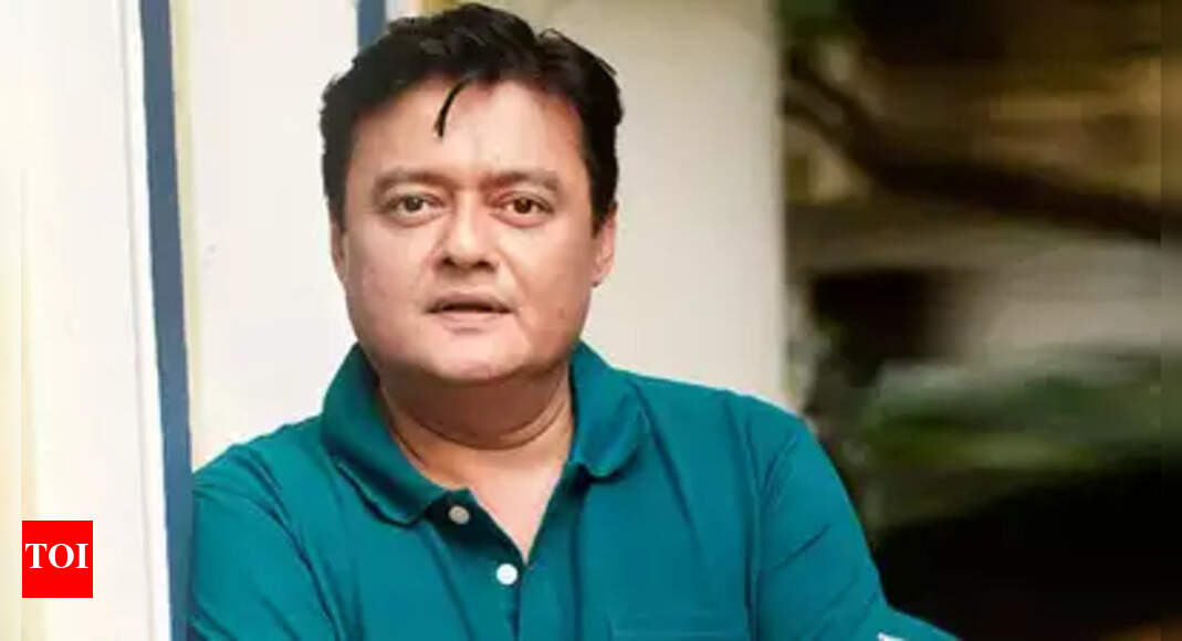 Saswata Chatterjee slips into different shadows in The Eken: Benaras e Bibhishika | Bengali ...