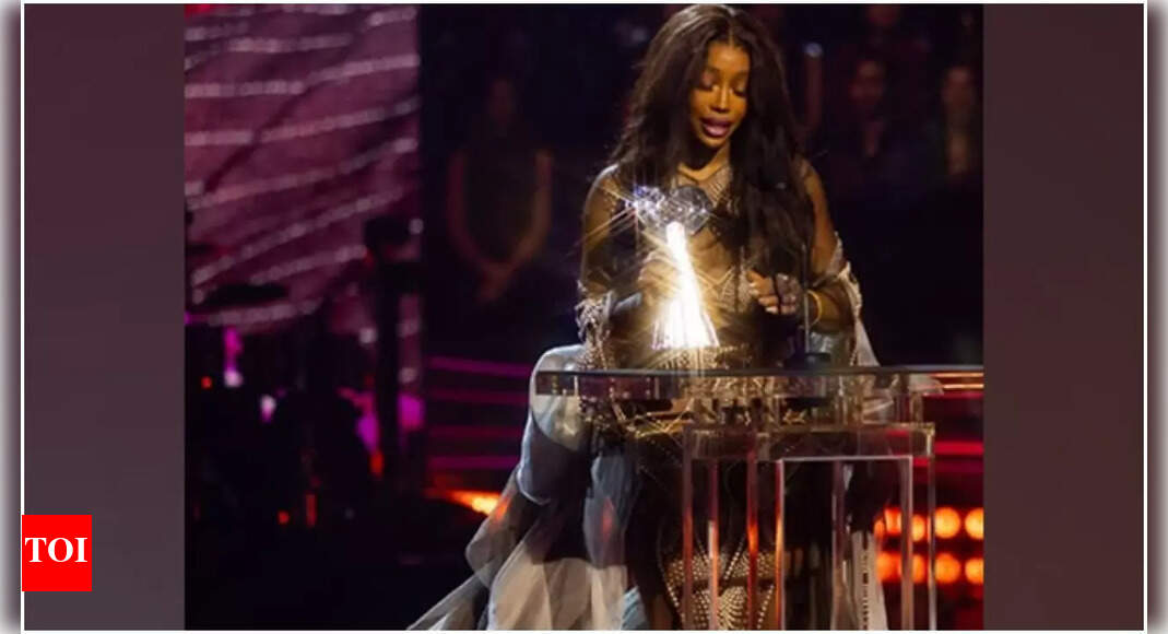 SZA avoids onstage mishap during opening night of her tour with ...