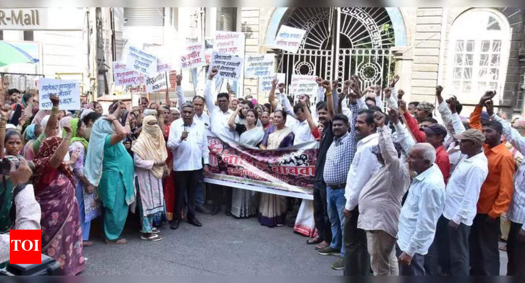 Congress stages protest against civic issues in Nashik - The Times of India