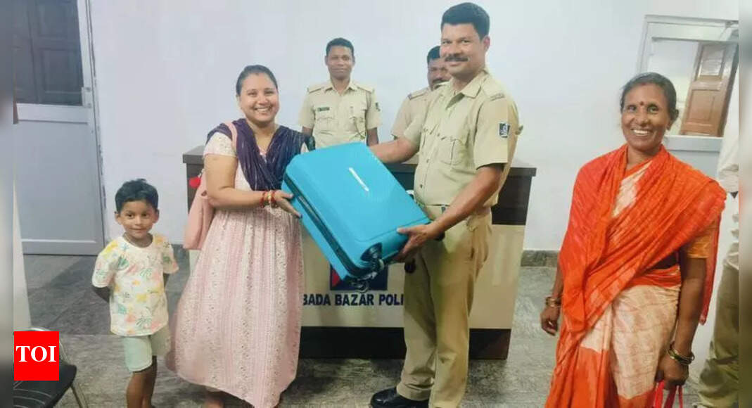 Cops return bag left behind in auto to Andhra woman | Bhubaneswar News ...