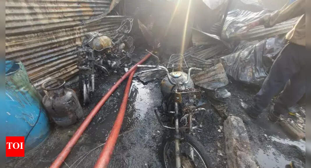 92 hutments gutted in massive fire in Chandannagar | Pune News - The Times of India