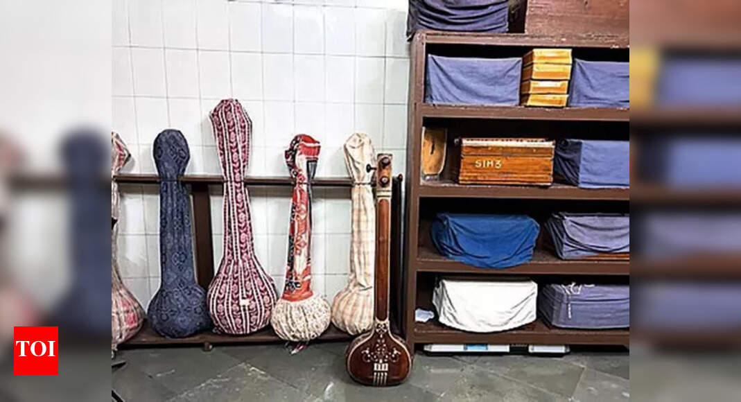 Iconic music school of ‘suited-booted singer’ at Opera House jn turns ...
