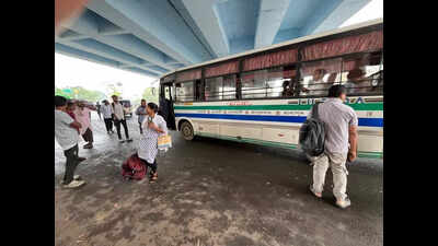 Unscheduled stops of buses cause traffic congestion at Jalukbari ...