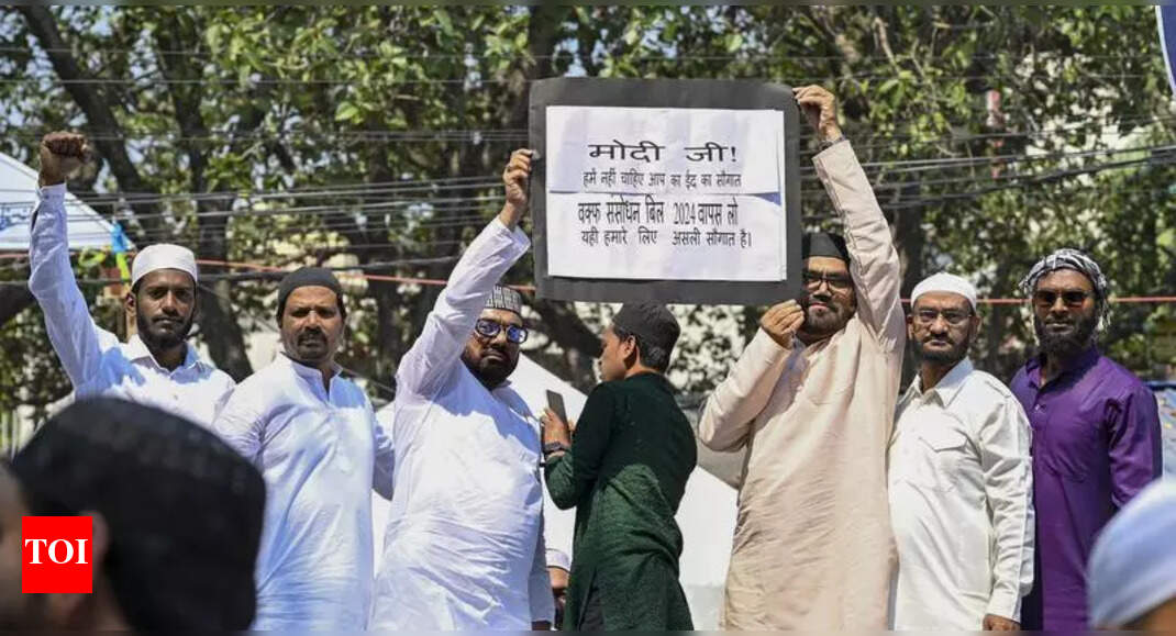 Leaders across parties protest against Waqf Act | Ranchi News - The ...