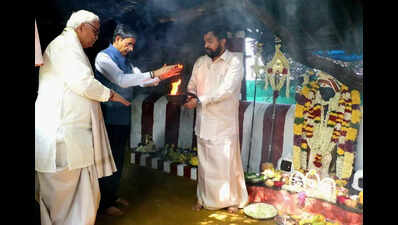 Ravi offers prayers at Ellai Karupparayan Temple in Coimbatore ...