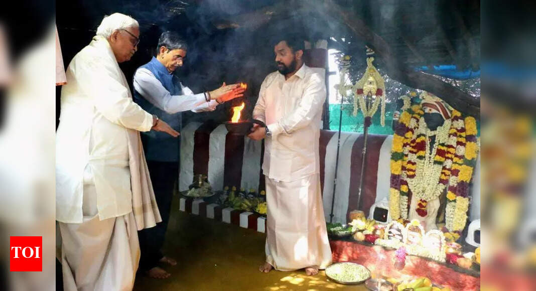 Ravi offers prayers at Ellai Karupparayan Temple in Coimbatore ...