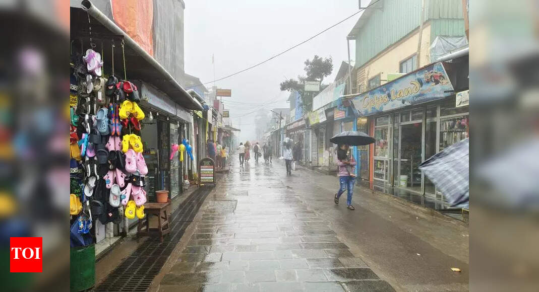 Summer tourists enjoy unseasonal showers and pleasant weather in Satara ...