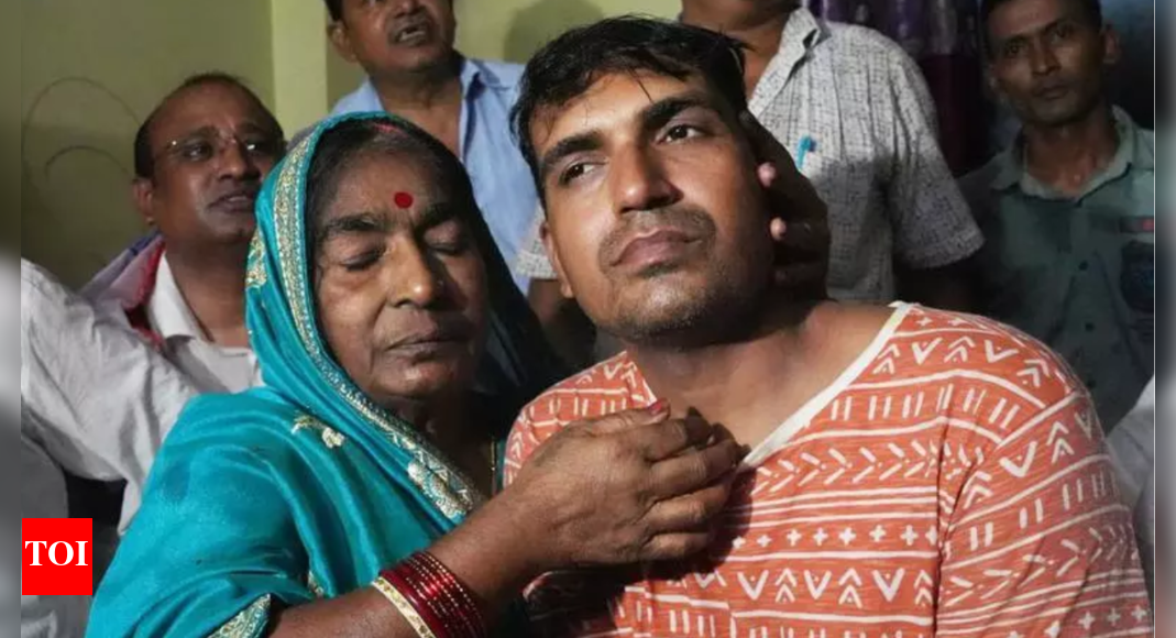 'Jawans should never be afraid': Purnam Kumar Shaw in Rishra after ...