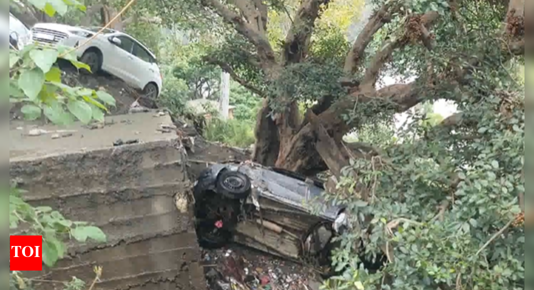 Flash floods wreak havoc in Himachal Pradesh's Kullu, over 20 vehicles damaged | Shimla News ...