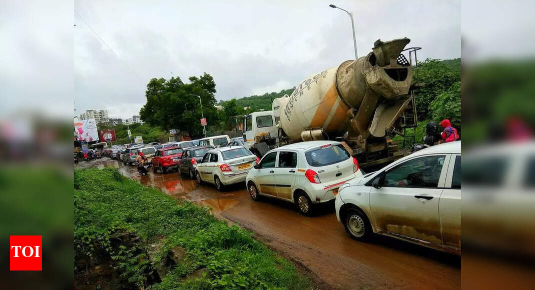 Acid tanker crash halts traffic at Tamhini ghat | Pune News - Times of ...