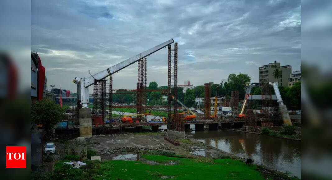 Maha Metro’s FOB work near Baba Bhide bridge in Deccan to continue ...
