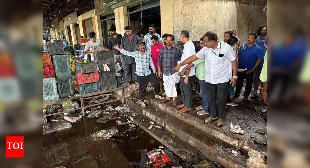 Nettoor market faces heat over filth | Kochi News - Times of India
