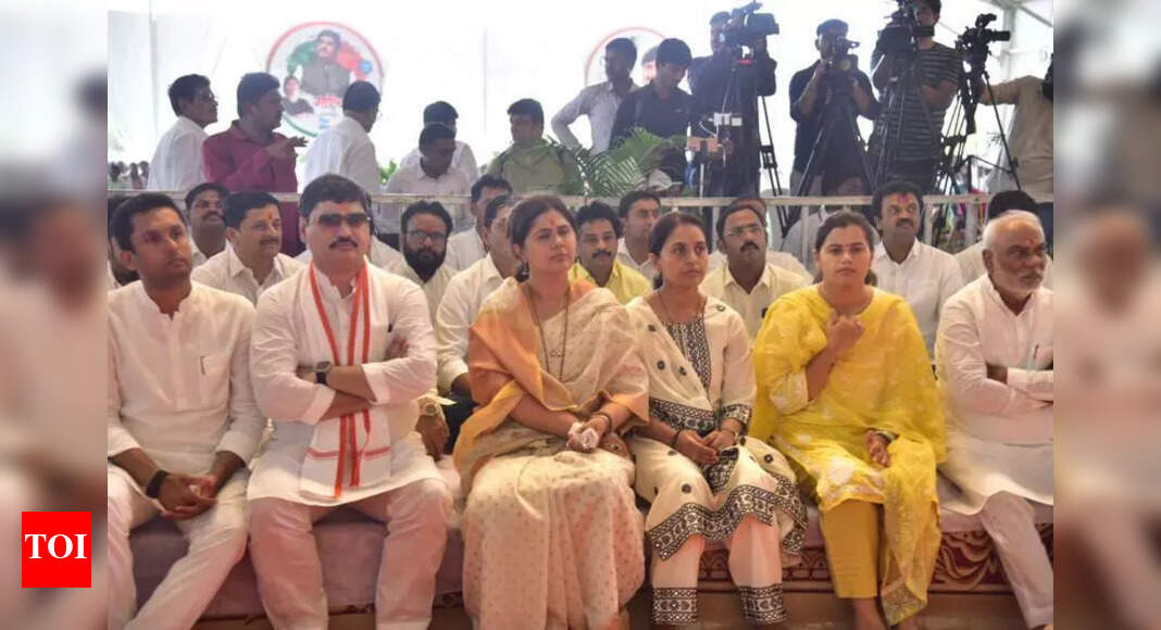 After 11 years, Pankaja & Dhananjay come together on Gopinath Munde’s ...