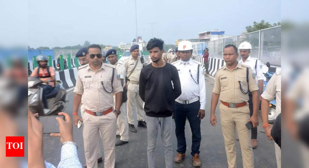 Student in viral flyover stunt clip detained, paraded | Ranchi News ...