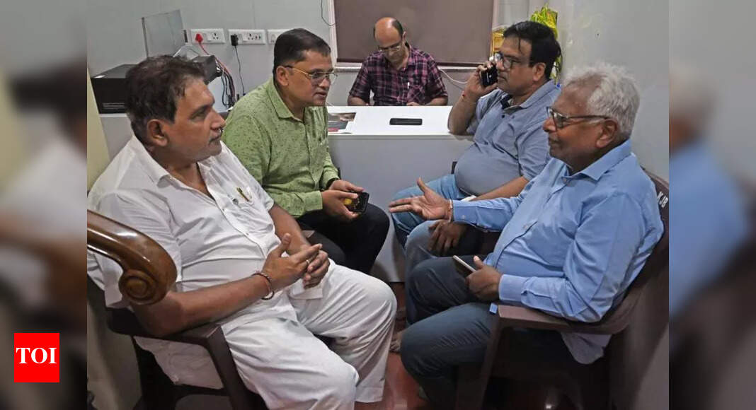 Former CM’s kin fly to Guj for last rites, community prays for lost ...