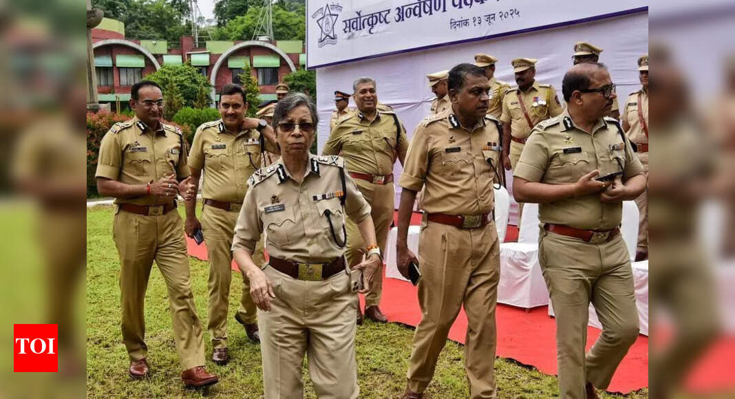 DGP Rashmi Shukla confers 11 state police officers with Union home ...