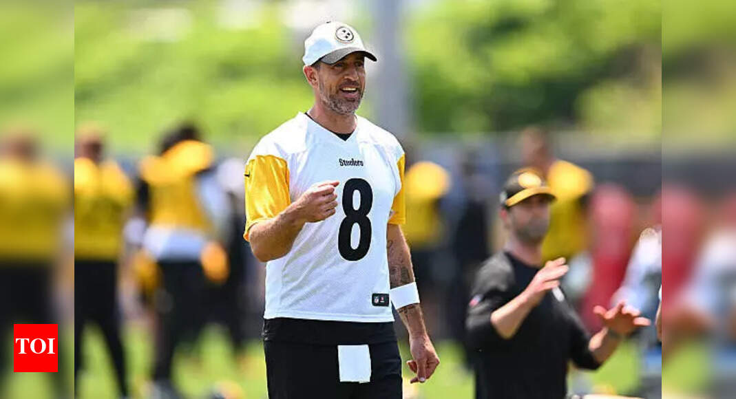 Aaron Rodgers receives tough criticism following signing with ...