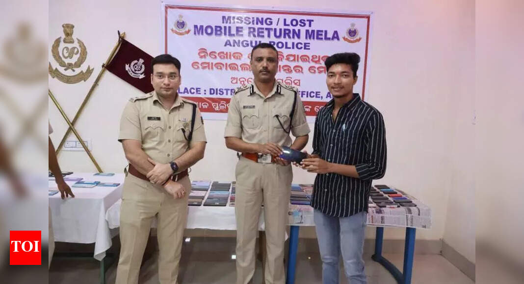 Cops return 125 lost phones in Angul | Bhubaneswar News - Times of India