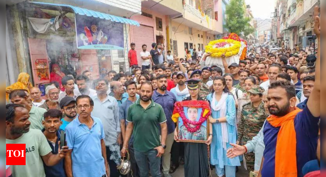 'Rajveer Amar Rahe': Family inconsolable as pilot killed in Kedarnath ...