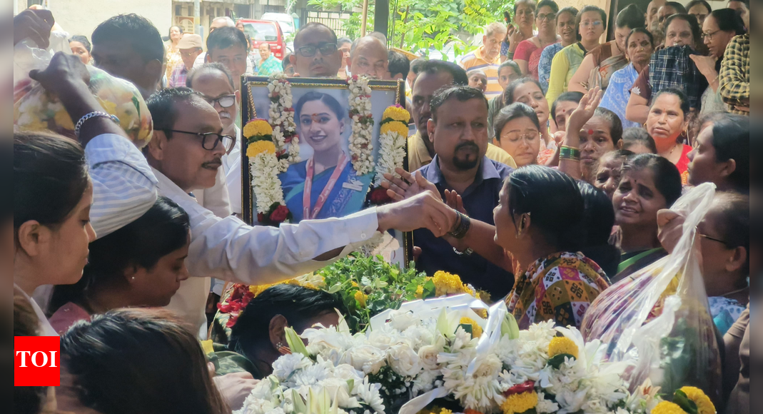 Air India Crash: Last rites of cabin crew Roshni Songhare performed in ...