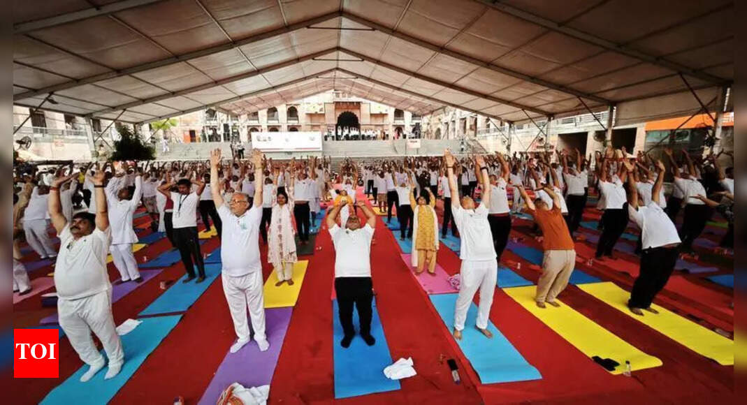 Yoga manifests at ghats, parks, instt in city | Varanasi News - Times ...