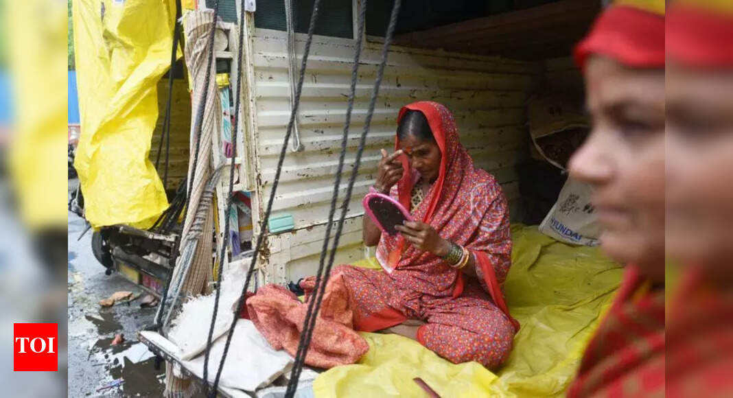 Residents, social groups provide helping hand to warkaris during their stay in Pune city | Pune ...