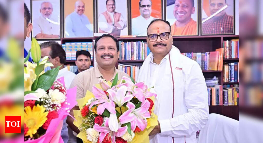 BJP workers celebrate Brajesh Pathak's b’day | Lucknow News - Times of ...