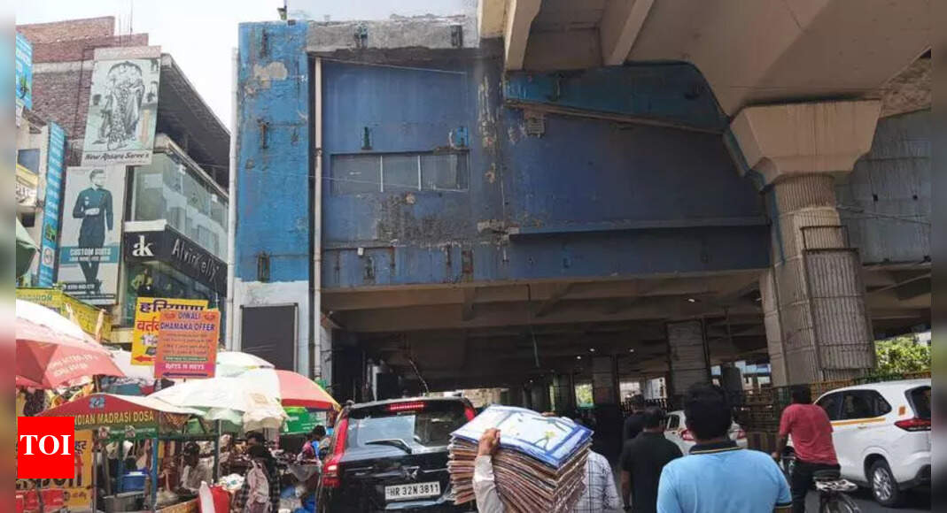 Metro and the case of missing station names | Noida News - Times of India