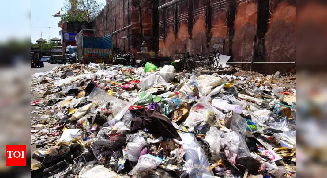 Waste protest: AAP dumps garbage outside mayor’s office | Delhi News ...