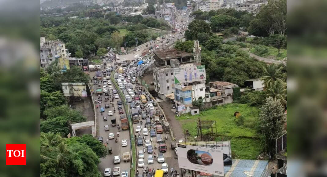 Aam aadmi struggles on roads as VIP movement stalls traffic | Pune News ...