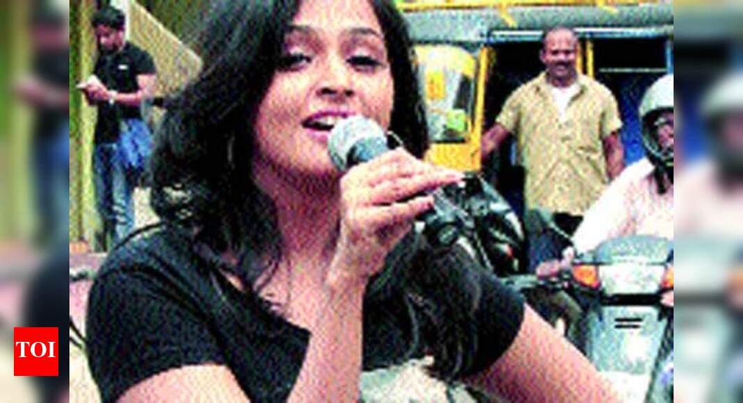 Remya sings on the road | Telugu Movie News - Times of India