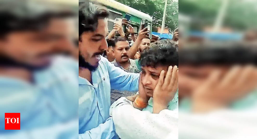 Auto driver who’d refused to speak Marathi beaten up | Mumbai News - Times of India