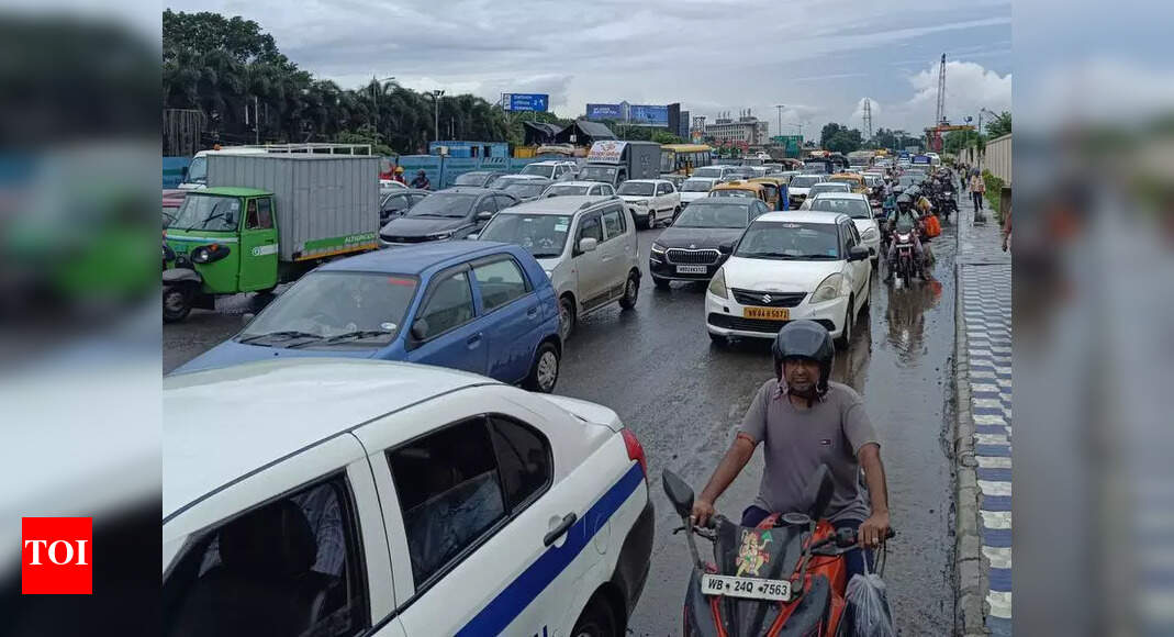 VIP Road night blocks to get potholed tarmac back in shape | Kolkata ...