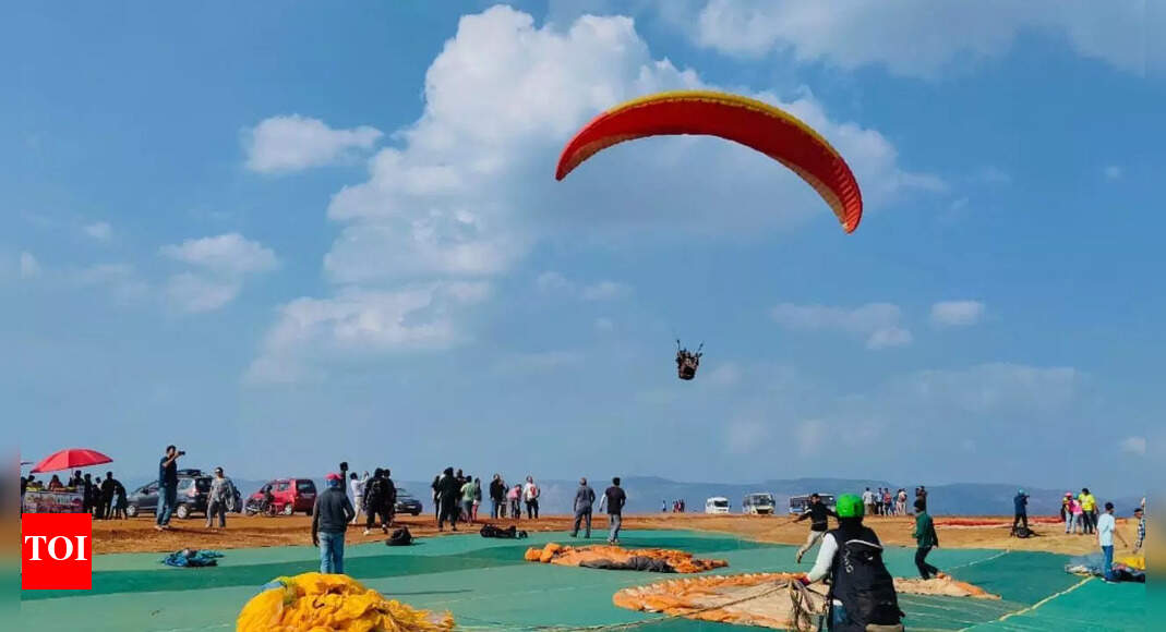 Himachal Pradesh mishap: Paraglider crashes during takeoff near ...
