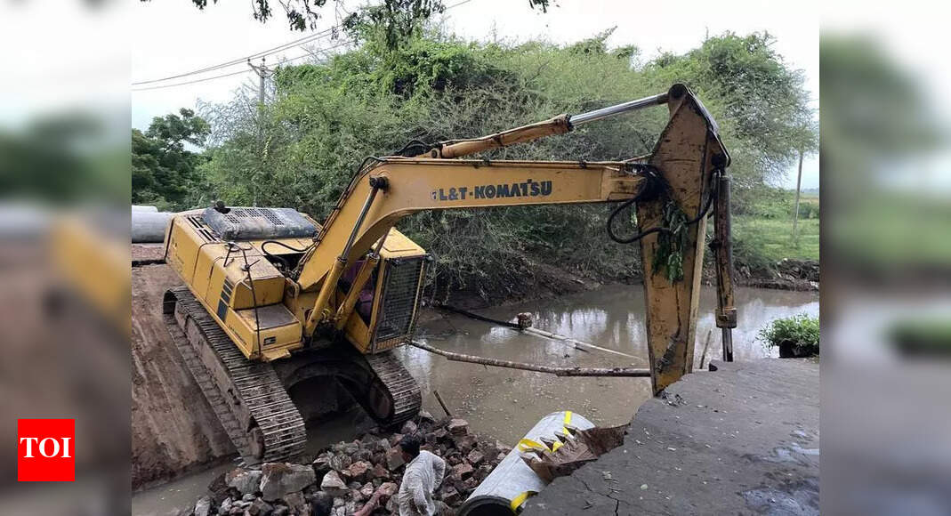 Nasty deja vu: Video shows people falling off bridge during its ...