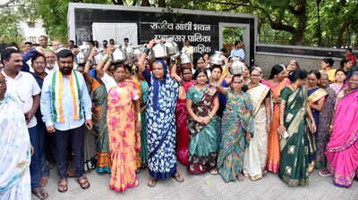 Residents protest against poor roads & water shortage in Nashik Ward 16 ...
