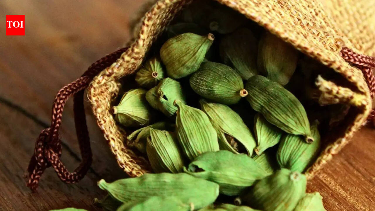 Cardamom Benefits: What happens when you chew cardamom after meals?