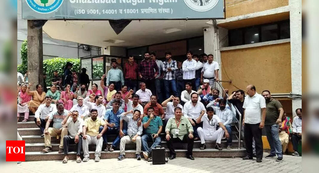 Protest vs protest: GMC staff, councillors lock horns in property tax ...