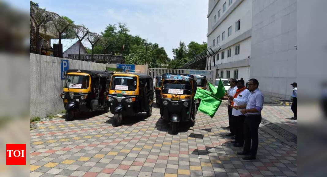 Shared autorickshaw service operational at 3 more Metro stations ...