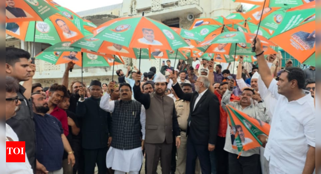 Muslim BJP leaders celebrate Maharashtra CM Devendra Fadnavis's ...