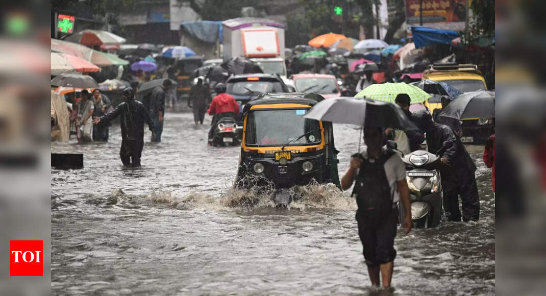 Mumbai Rains: Mumbai lashed by heavy rain, Local trains delayed ...
