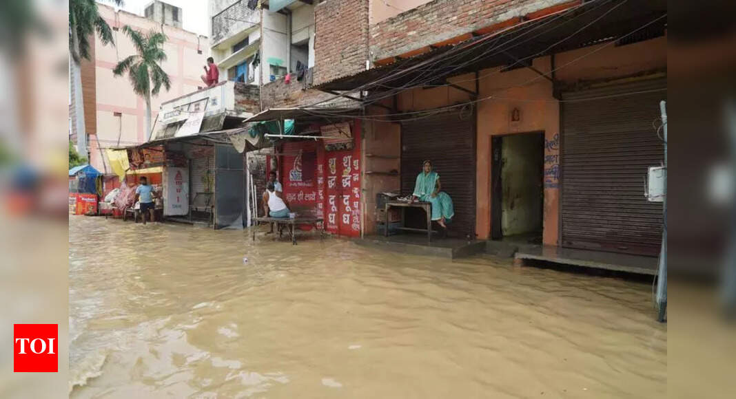 VMC steps up flood relief measures; QRT deployed in Kashi | Varanasi ...