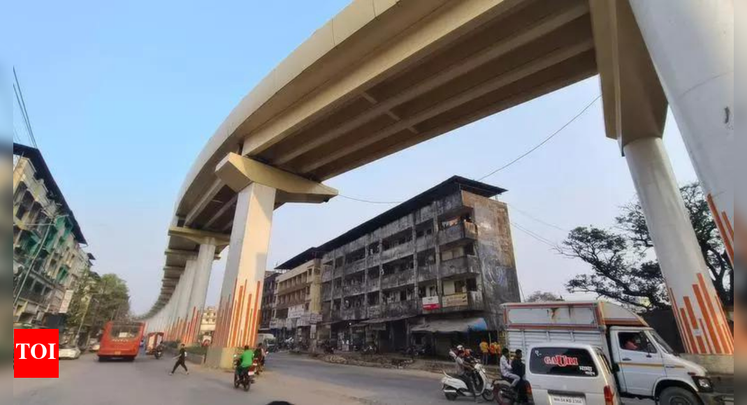 Bhiwandi Metro Accident: Iron rod falls & pierces head of auto ...